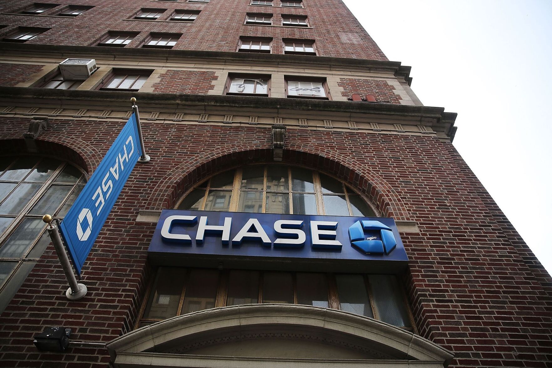 People who allegedly withdrew thousands of dollars from Chase ATMs in ...