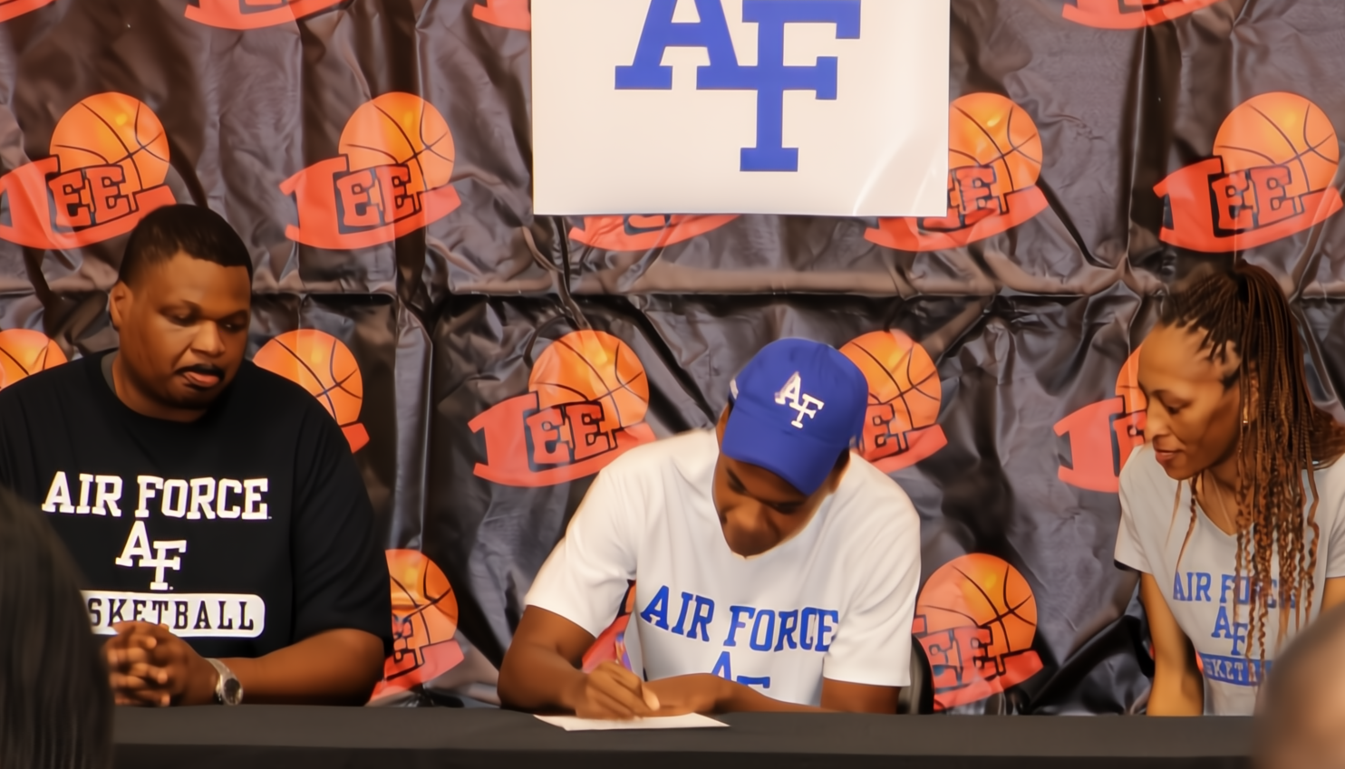 Lee County star Kam Sanders signs with Air Forice – Albany Herald