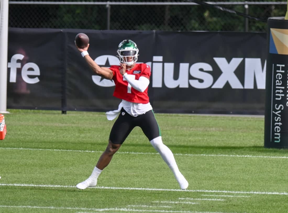 Jets QB Justin Fields carted off with leg injury – Albany Herald